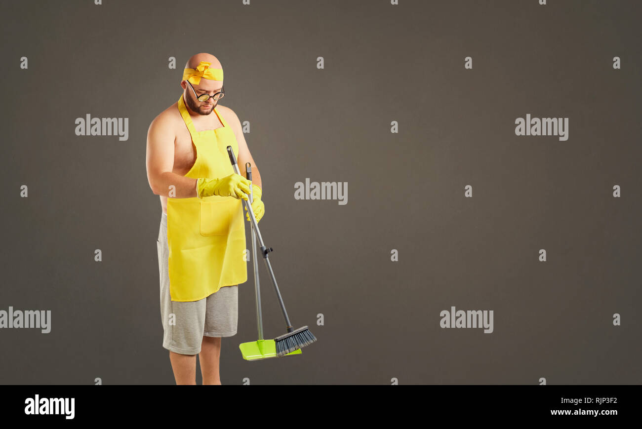 Funny fat cleaning man in an apron on cleaning Stock Photo - Alamy