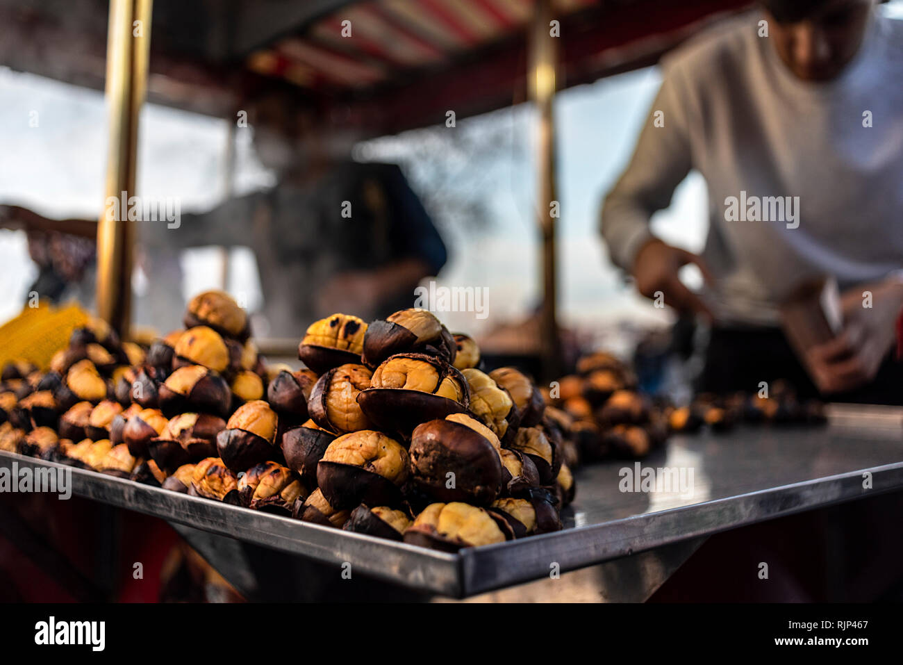 Chestnut vendor hi-res stock photography and images - Alamy