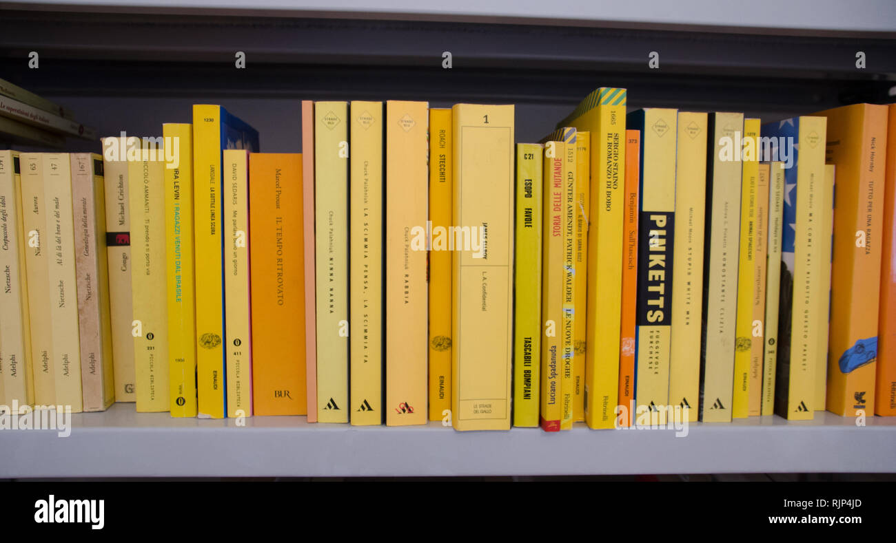 Row of yellow books hi-res stock photography and images - Alamy
