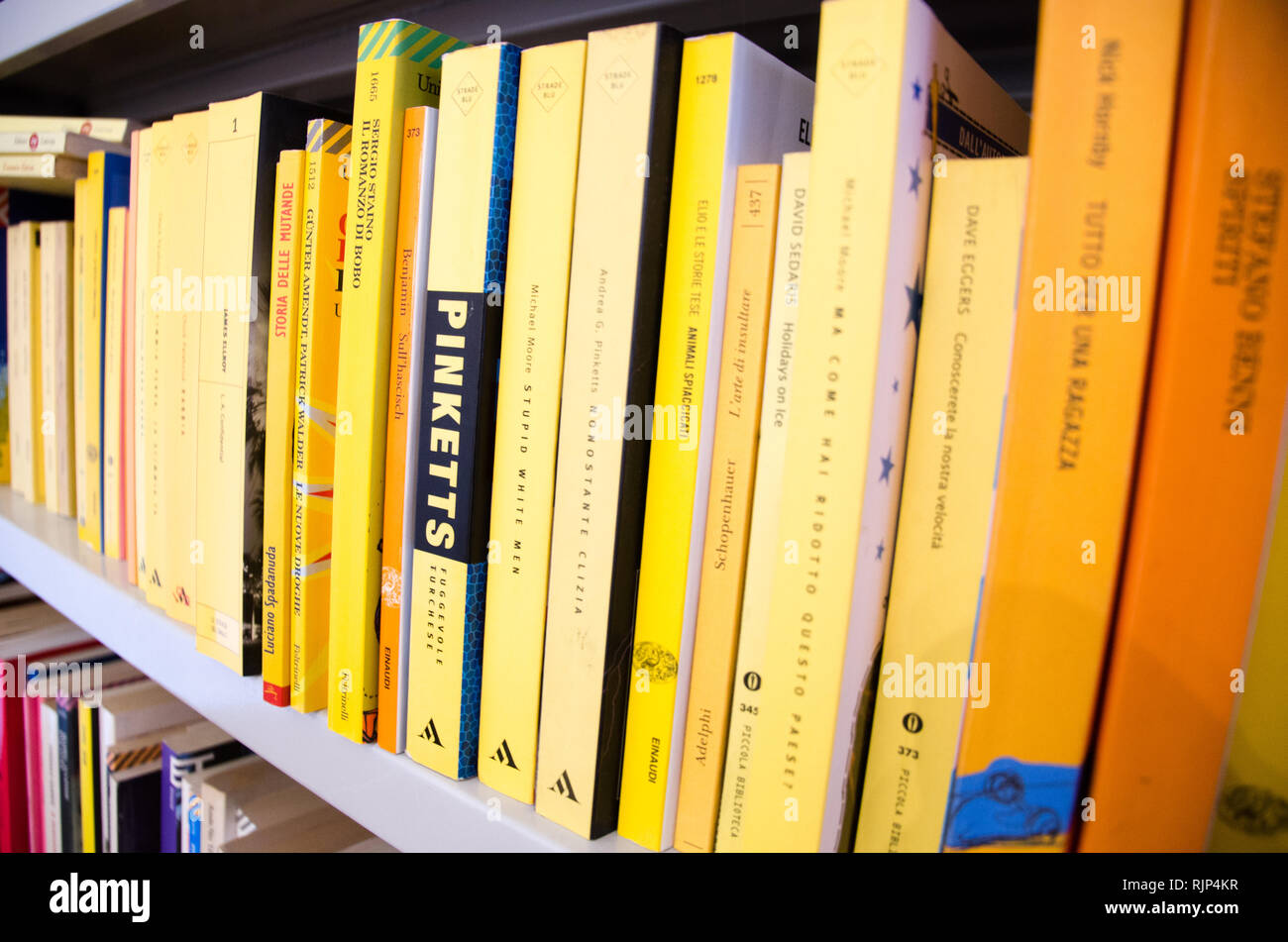 Row of yellow books hi-res stock photography and images - Alamy