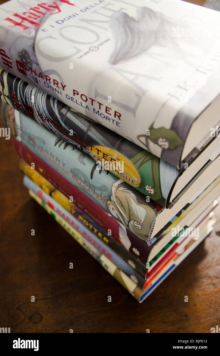 Harry potter books stack hi-res stock photography and images - Alamy
