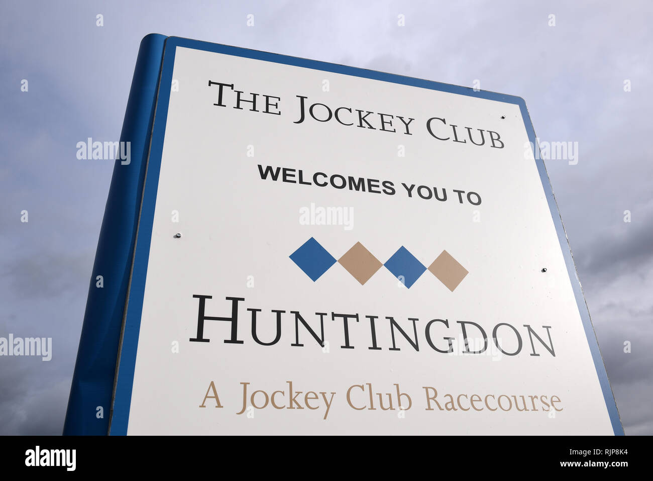 Sign huntingdon racecourse hi-res stock photography and images - Alamy