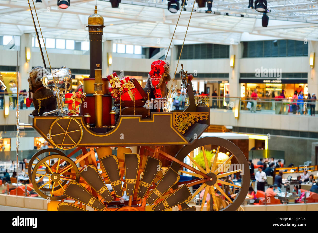 HONG KONG - DECEMBER 25, 2015: interior of the Landmark shopping mall ...