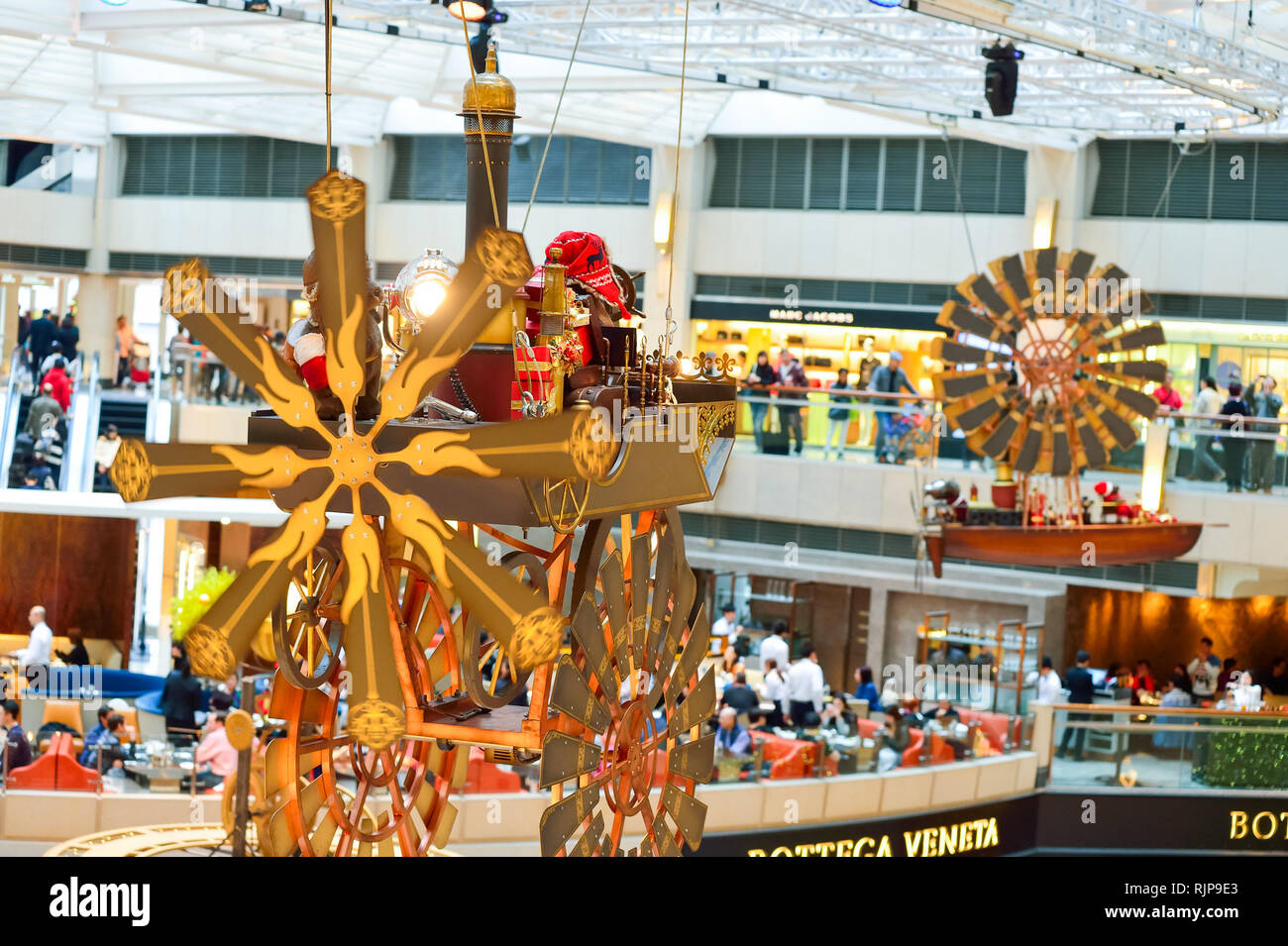 HONG KONG - DECEMBER 25, 2015: interior of the Landmark shopping mall ...