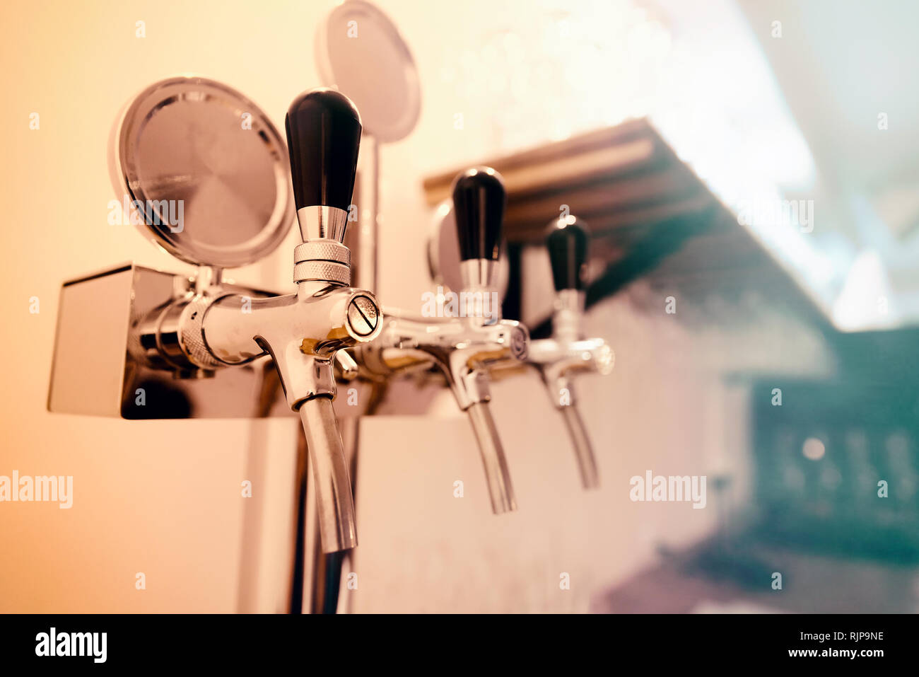 Beer pour bar hi-res stock photography and images - Alamy