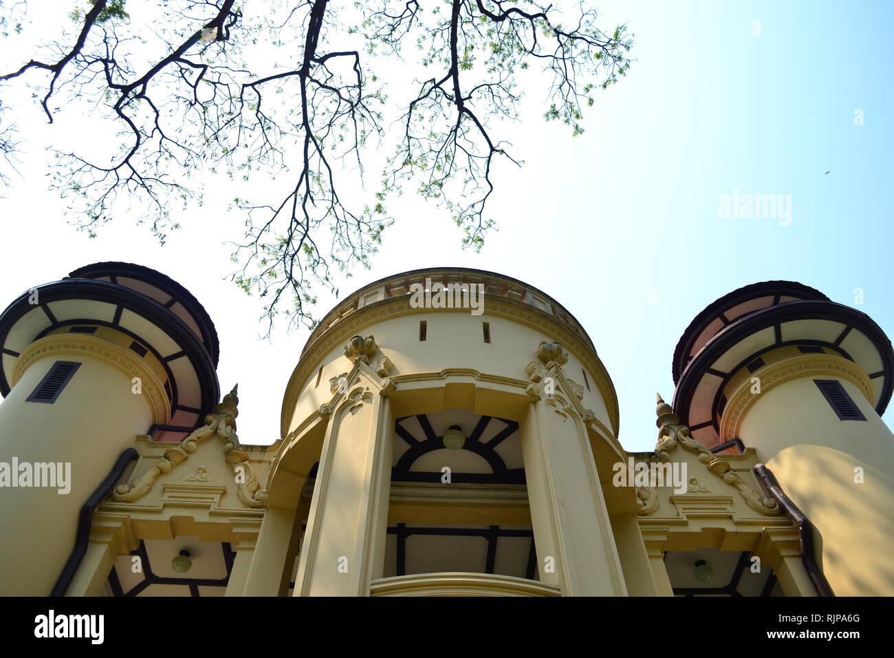 White and yellow building hi-res stock photography and images - Alamy