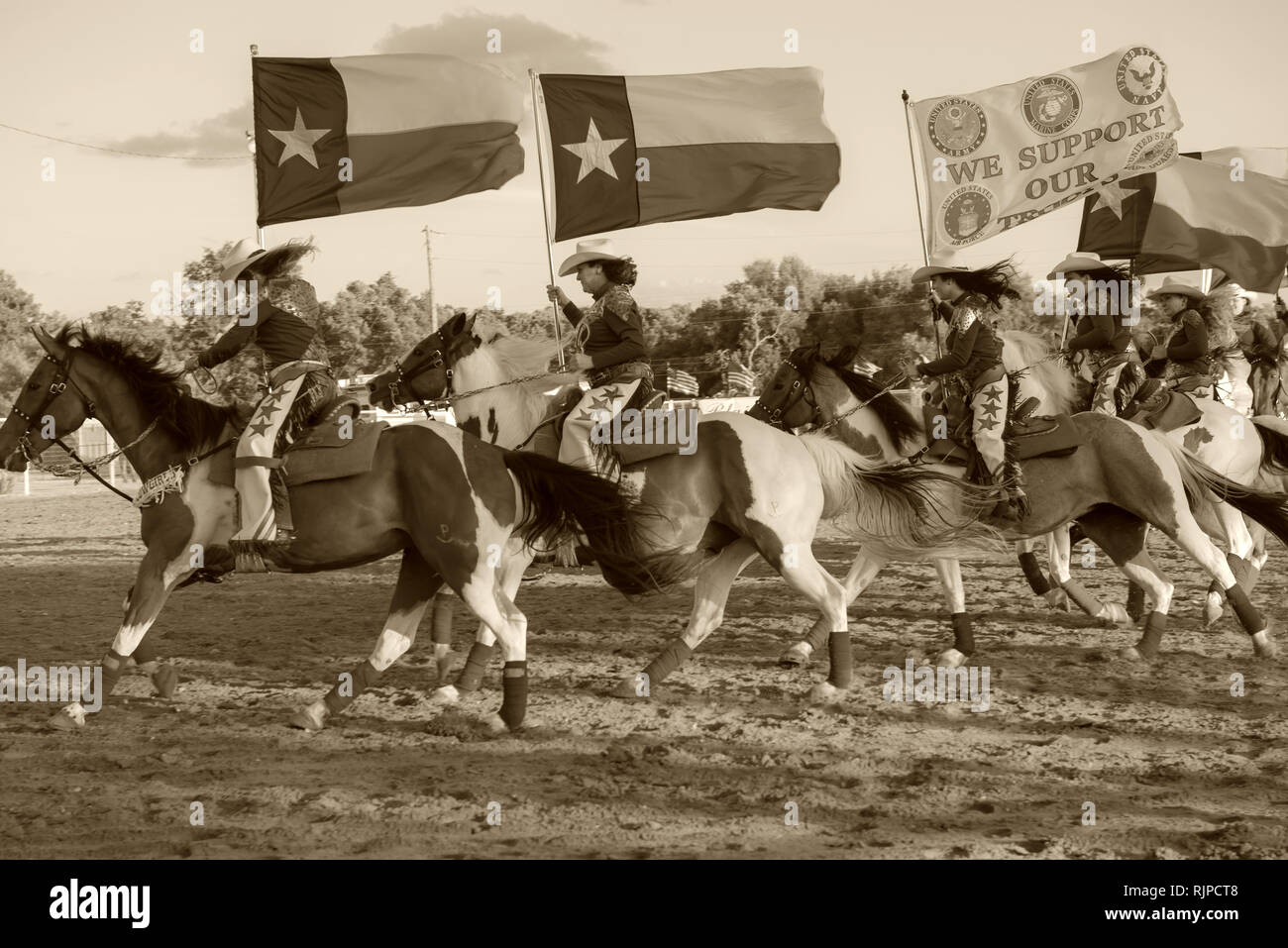 Texas rodeo crowd hi-res stock photography and images - Alamy