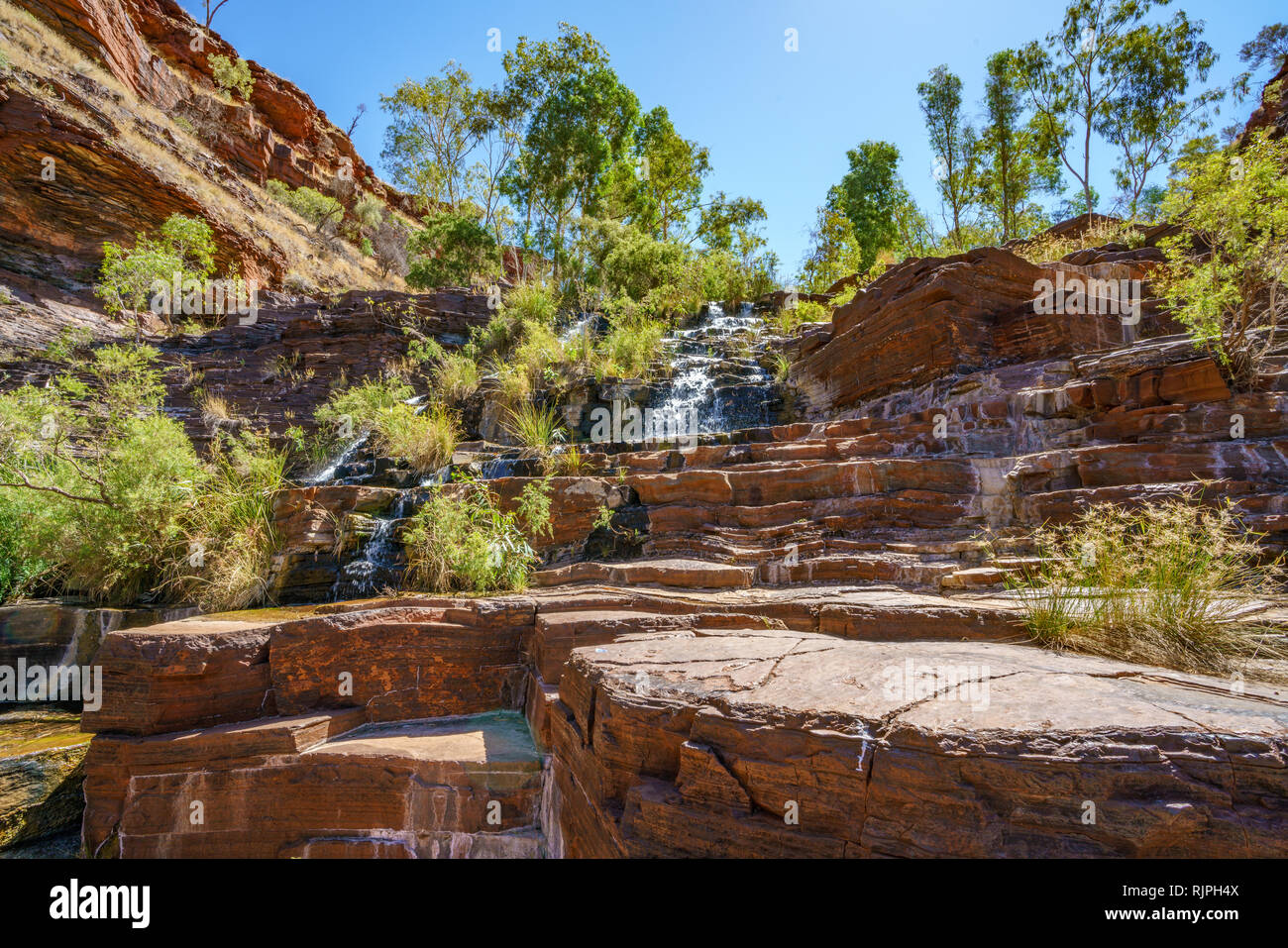 hiking to fortescue falls in dales gorge, karijini national park ...