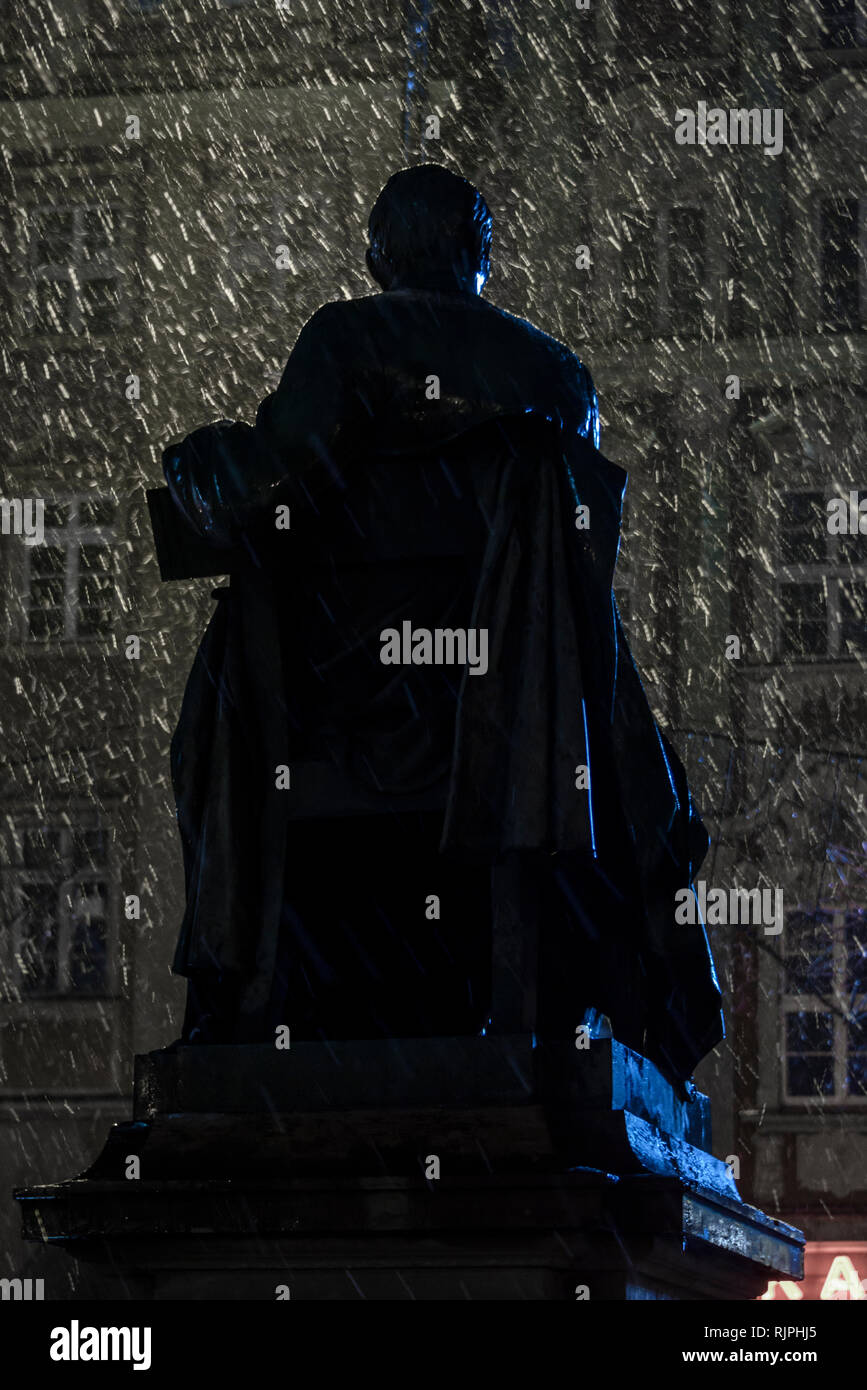 Bronze with snow hi-res stock photography and images - Alamy