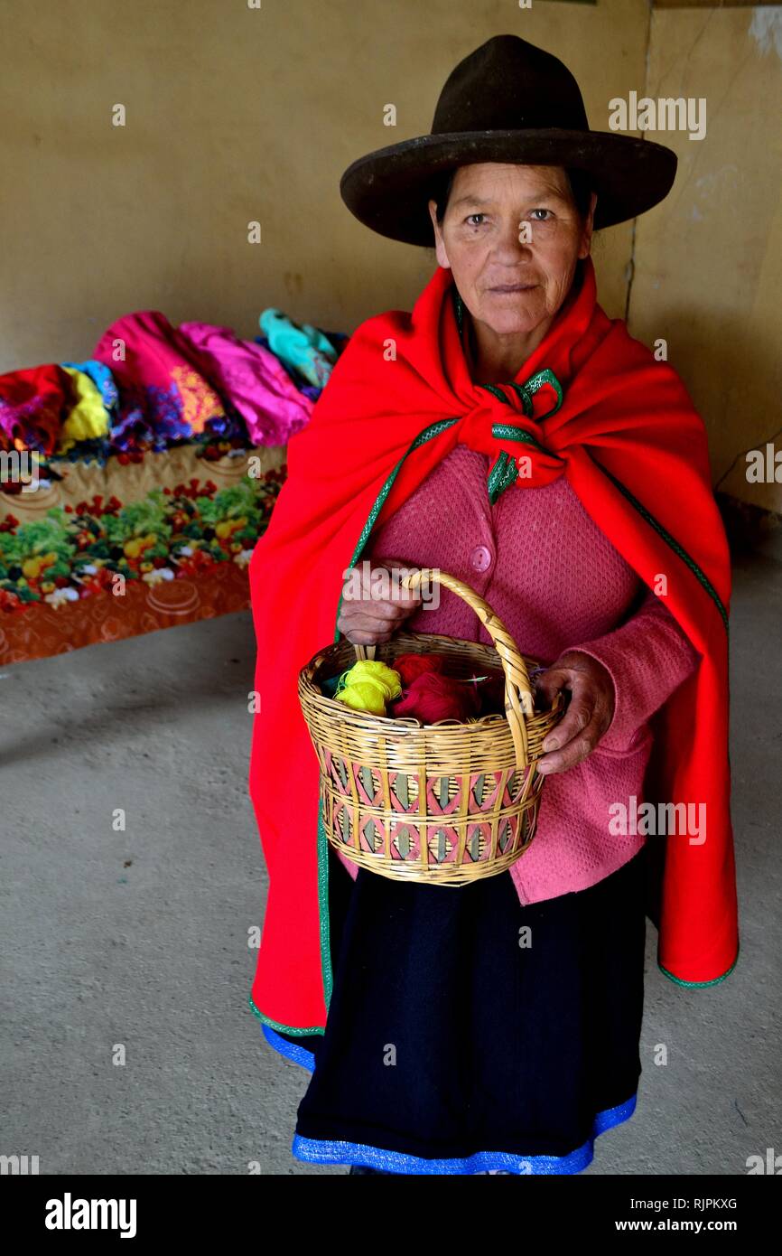 Selling typical peruvian Saya in YANAMA - National park HUASCARAN ...