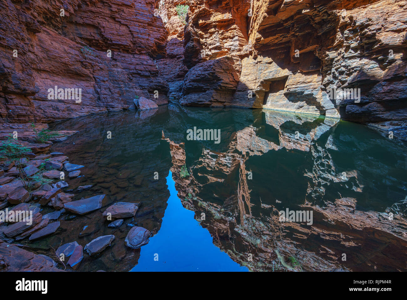 hiking to handrail pool in the weano gorge in karijini national park ...