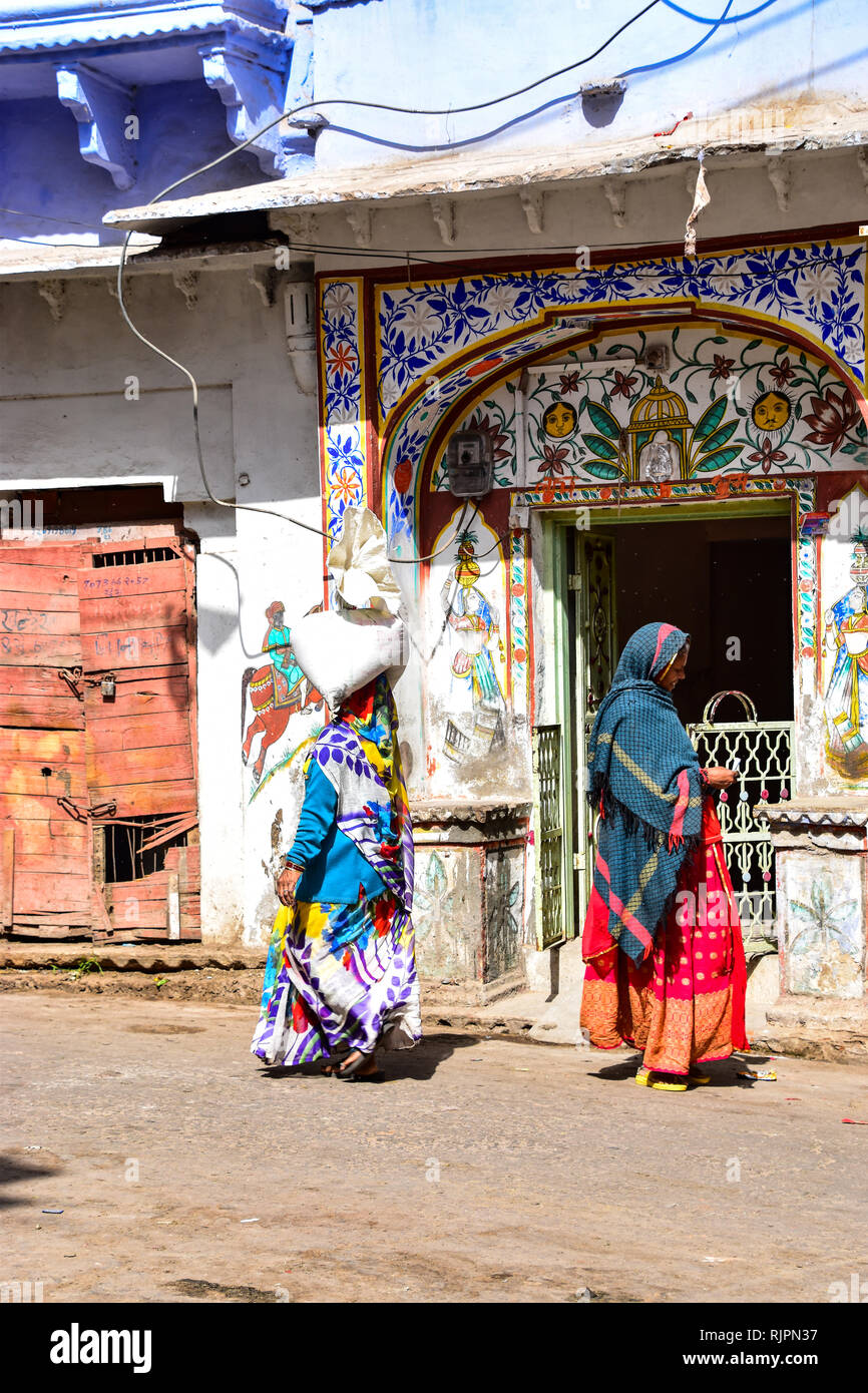Indian Ladies, Sarees, Street Photography, Bundi, Rajasthan, India ...