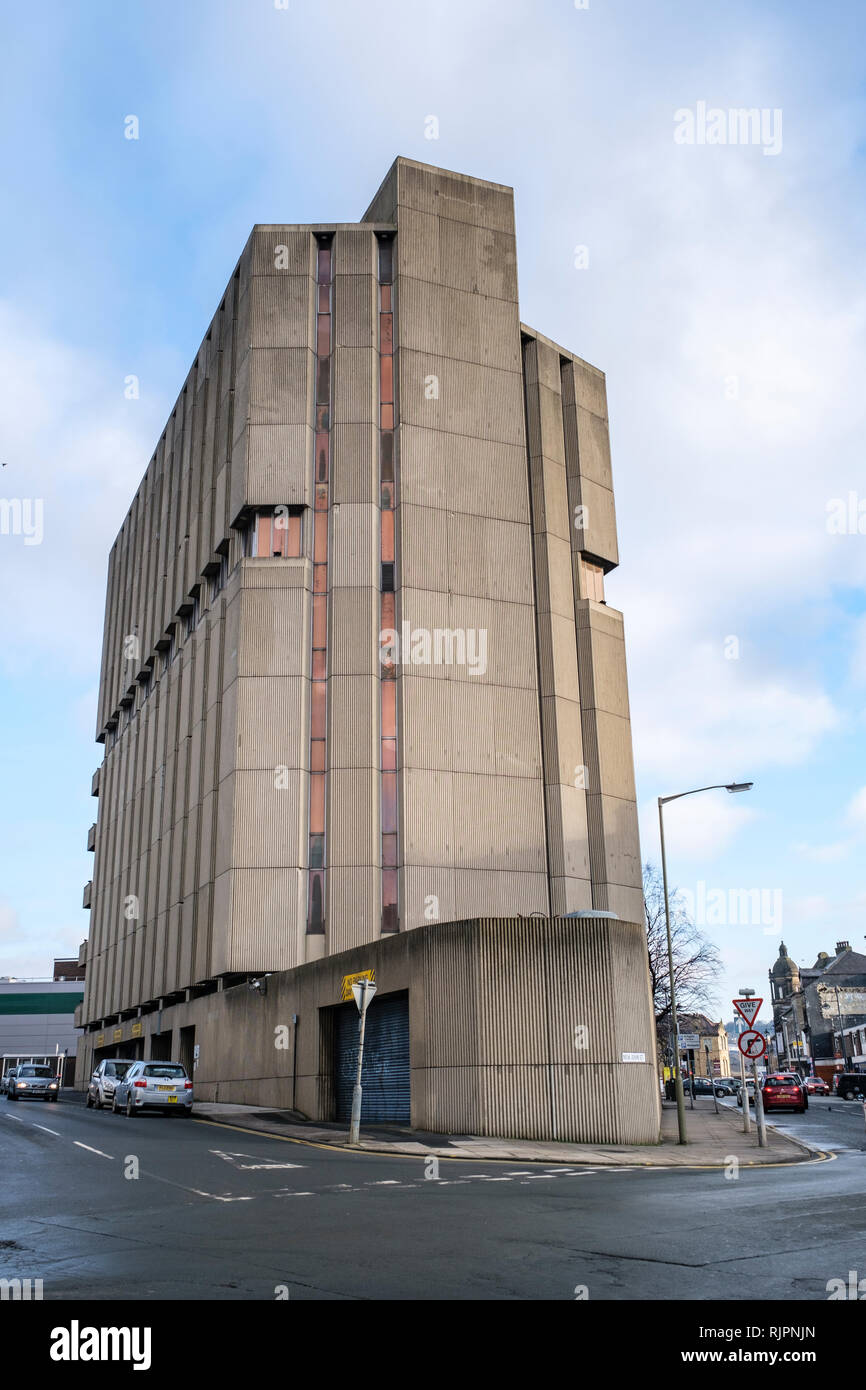 Overshadowing building hi-res stock photography and images - Alamy