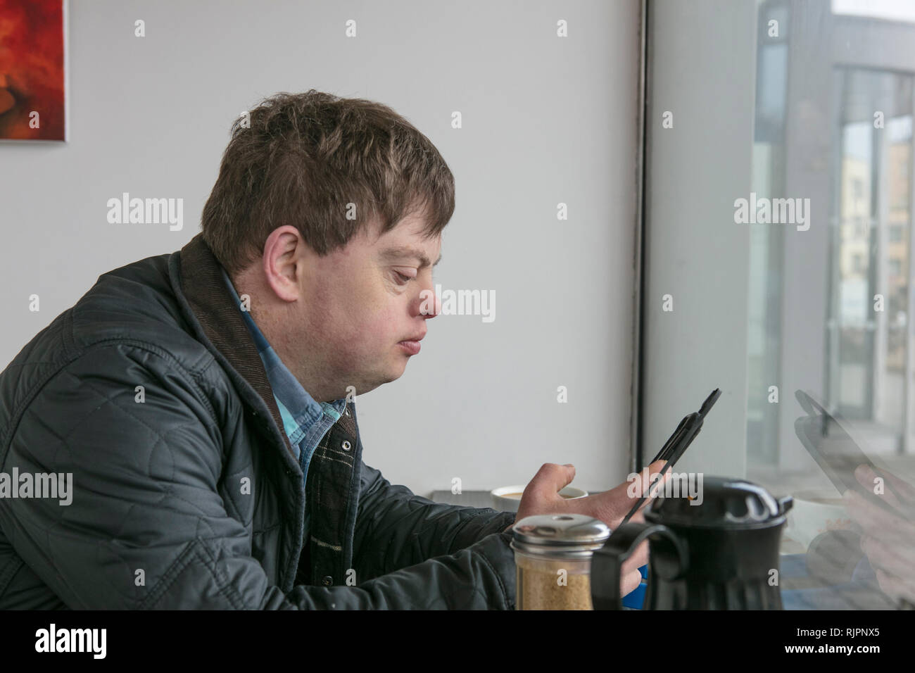 Sitting down profile man hi-res stock photography and images - Alamy