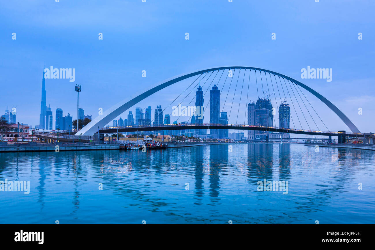 Dubai creek pedestrian bridge and skyline hi-res stock photography and ...
