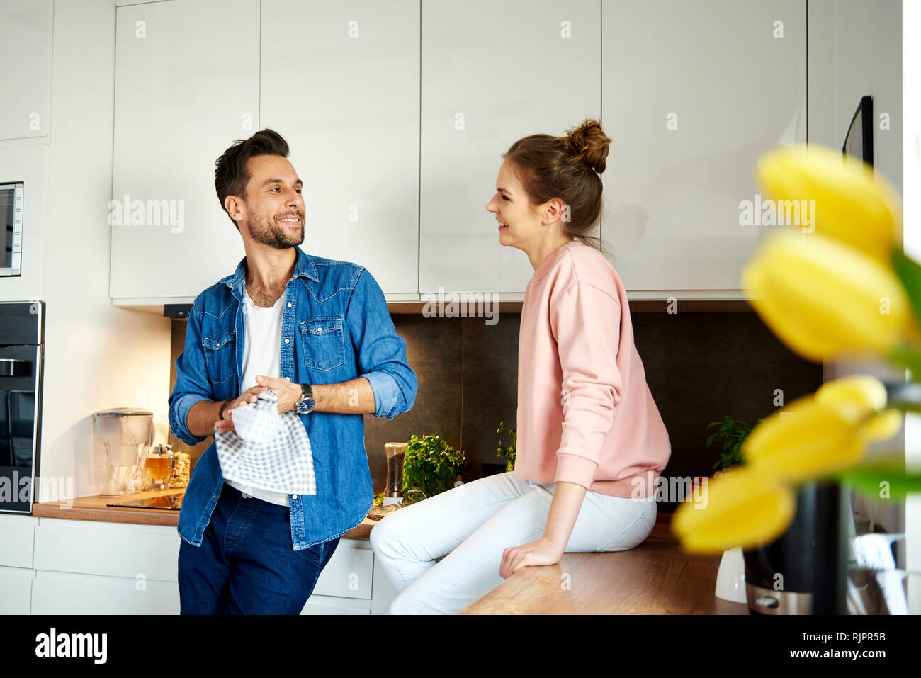 Couple talking in kitchen Stock Photo - Alamy