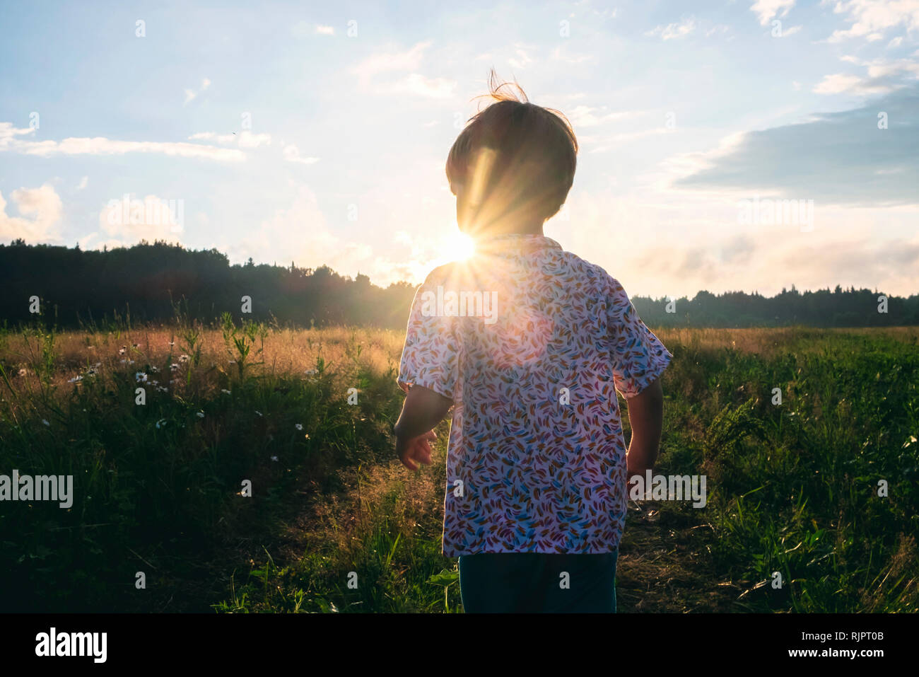 Boy in sunset hi-res stock photography and images - Alamy