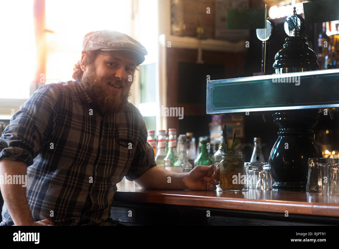 Traditional irish bar hi-res stock photography and images - Alamy