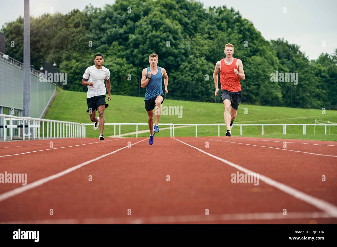 Runners running on track hi-res stock photography and images - Alamy