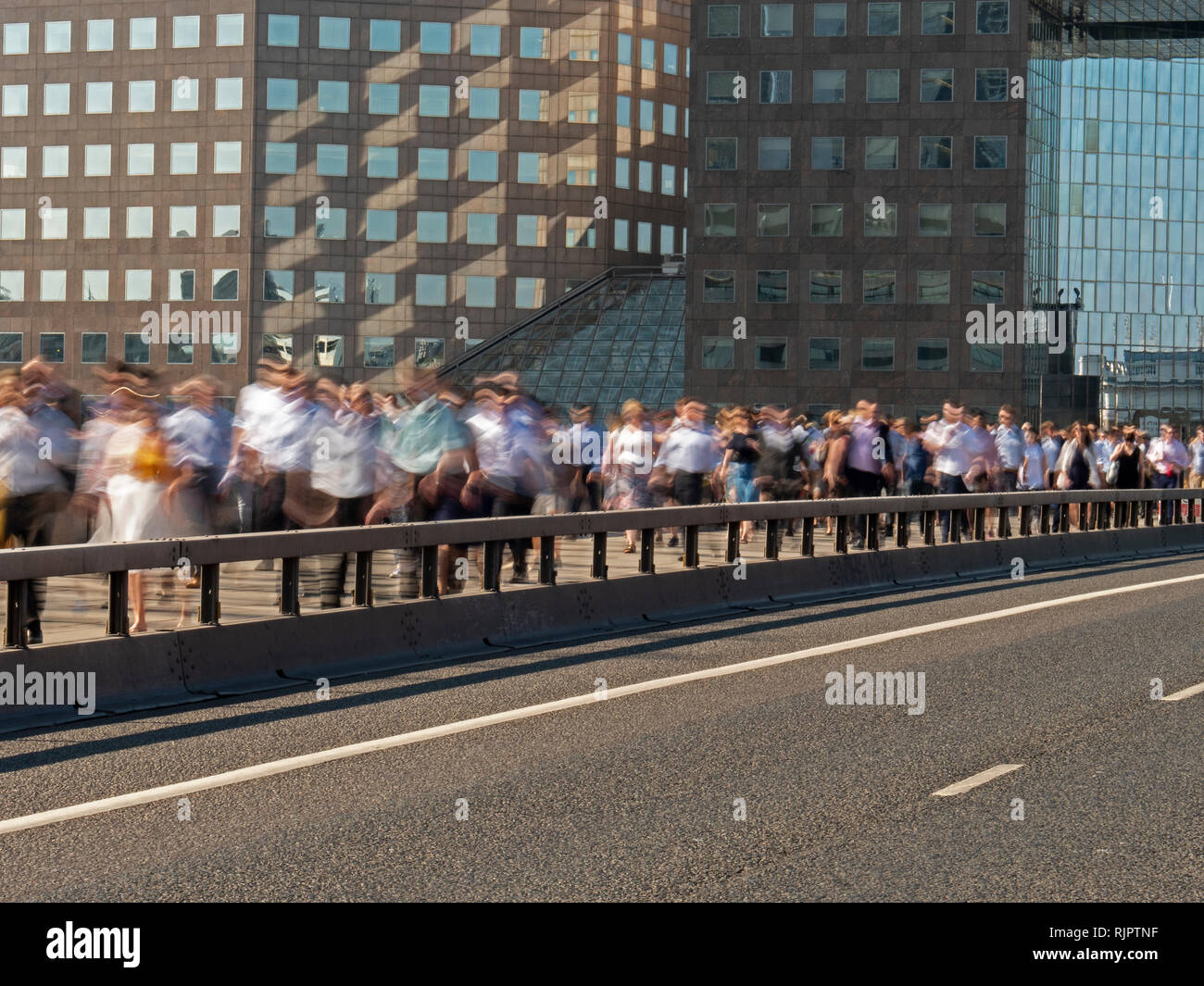 People walking london bridge hi-res stock photography and images - Alamy