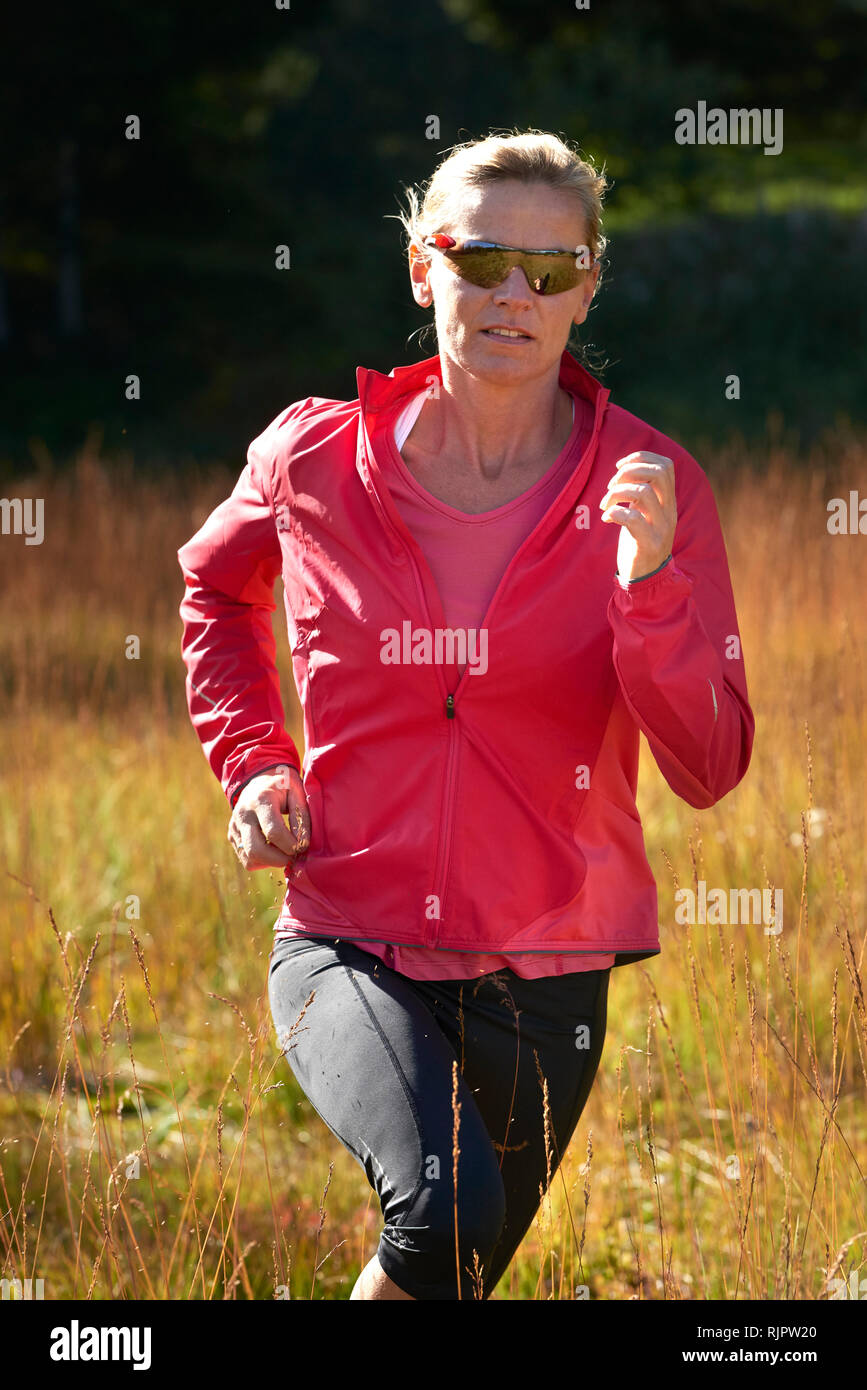 Woman wearing red running hi-res stock photography and images - Alamy