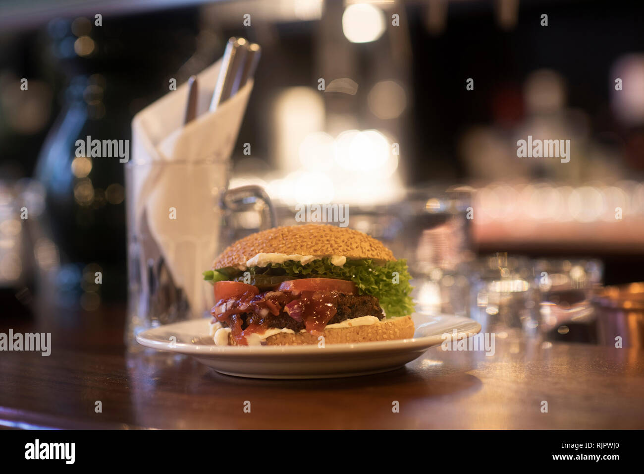 Plate of burger ready on pub counter top Stock Photo - Alamy