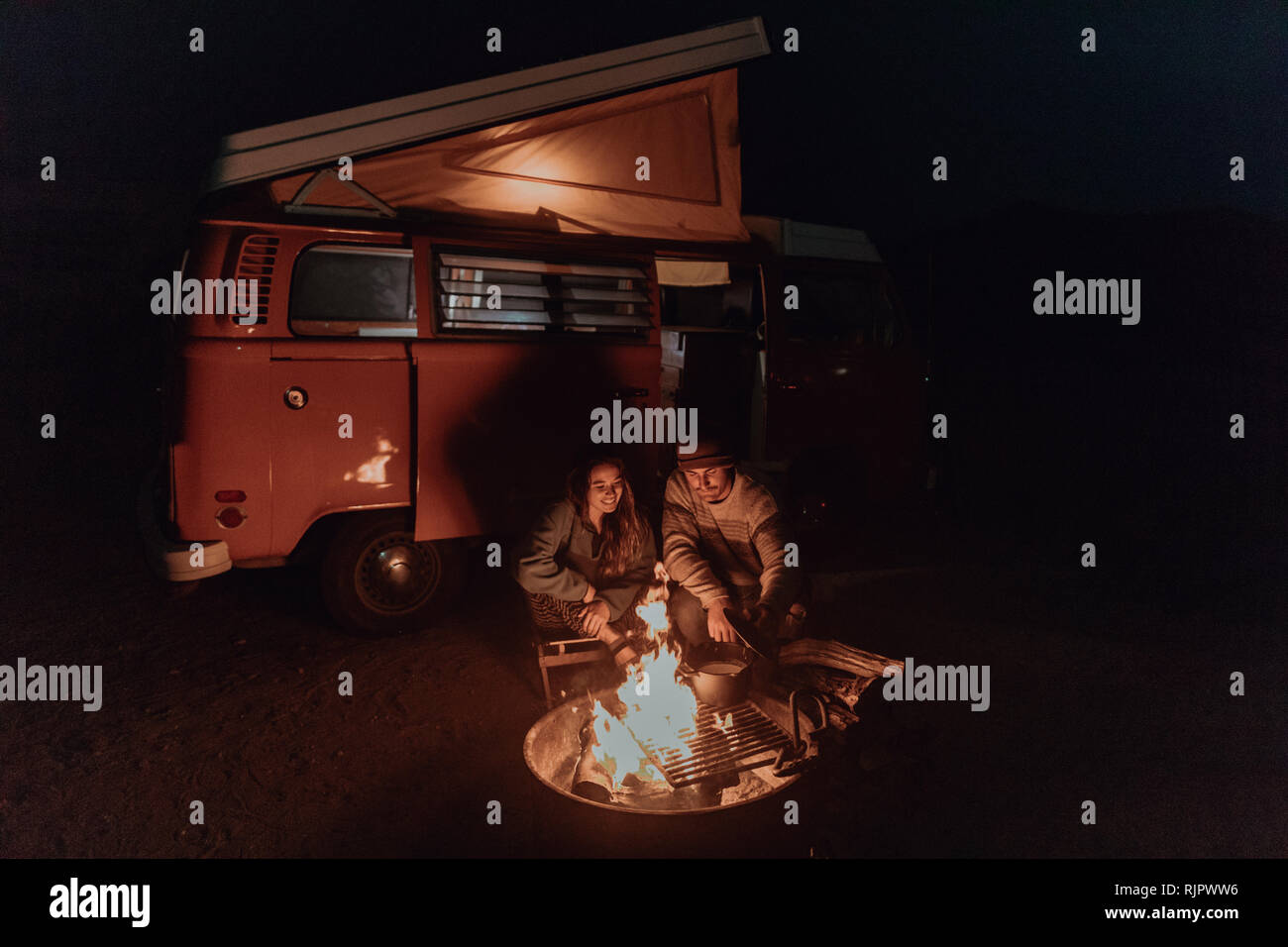 Cooking with fire hi-res stock photography and images - Alamy