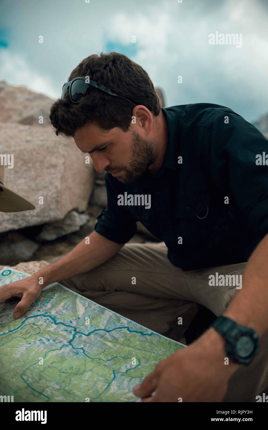 Hiker reading map hi-res stock photography and images - Alamy