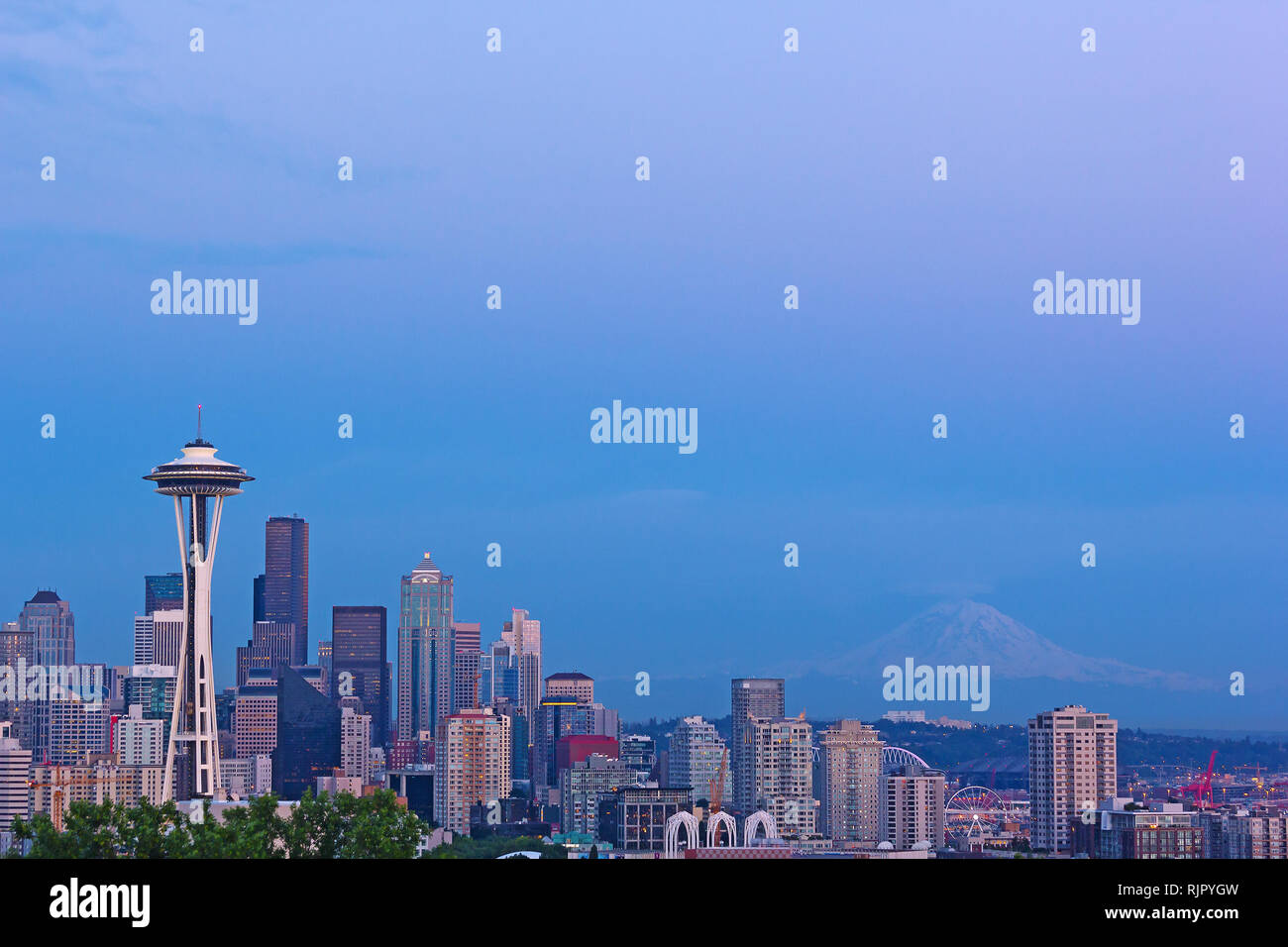 Seattle skyline mt rainier hi-res stock photography and images - Alamy
