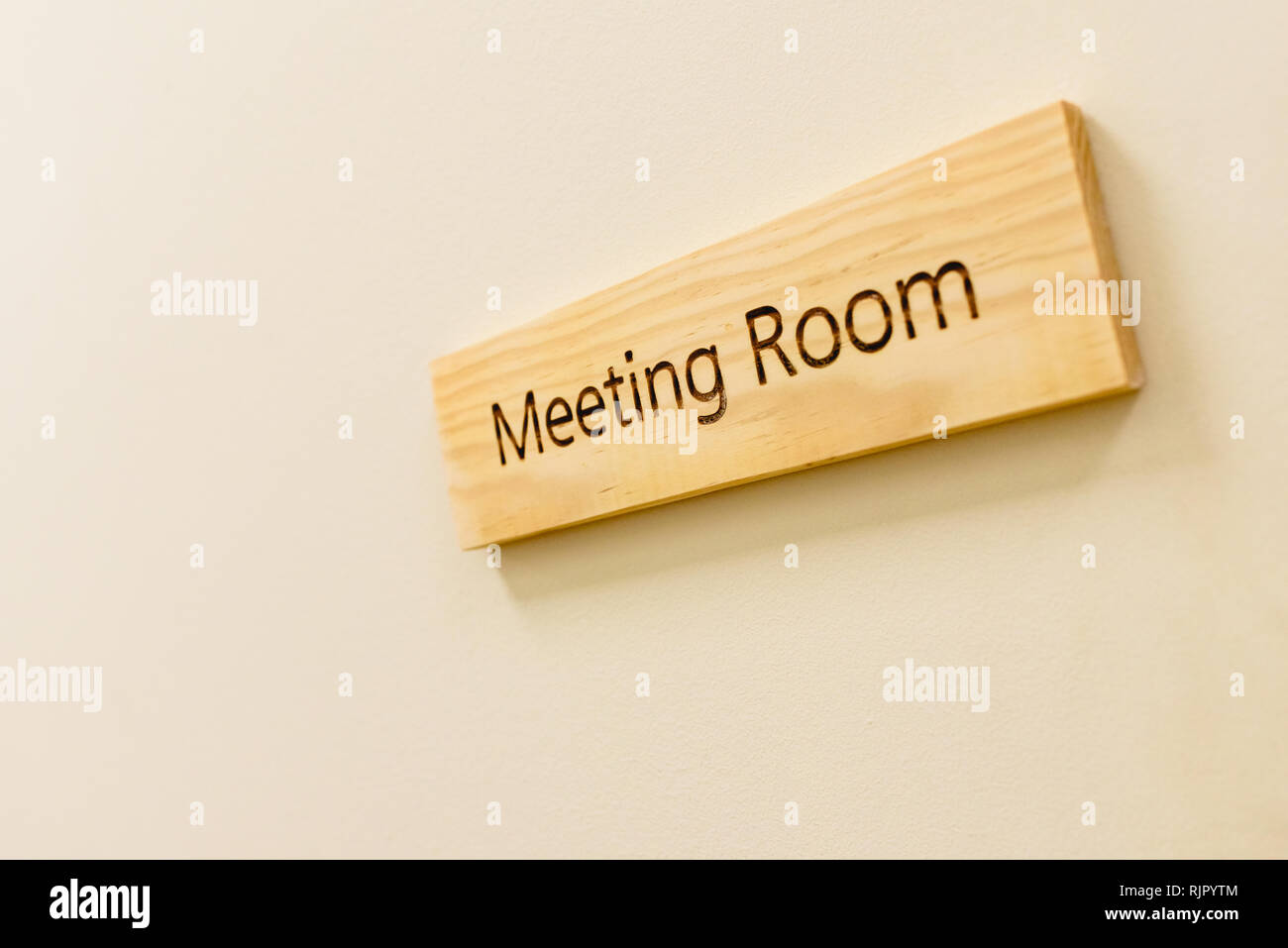 Wooden sign with the word Meeting Room Stock Photo - Alamy