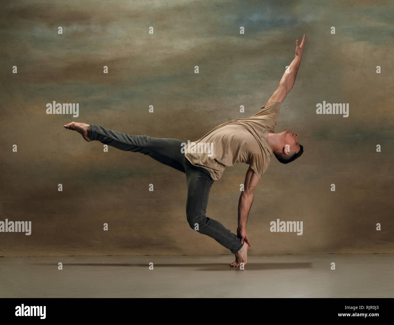 Modern dance feet hi-res stock photography and images - Alamy