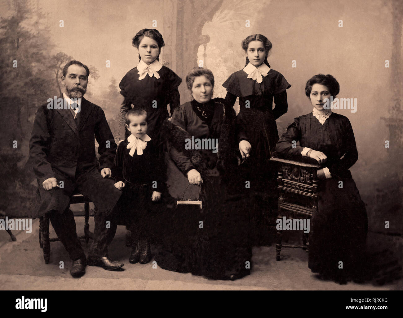 Family portrait, people of all ages, circa 1911 Stock Photo - Alamy
