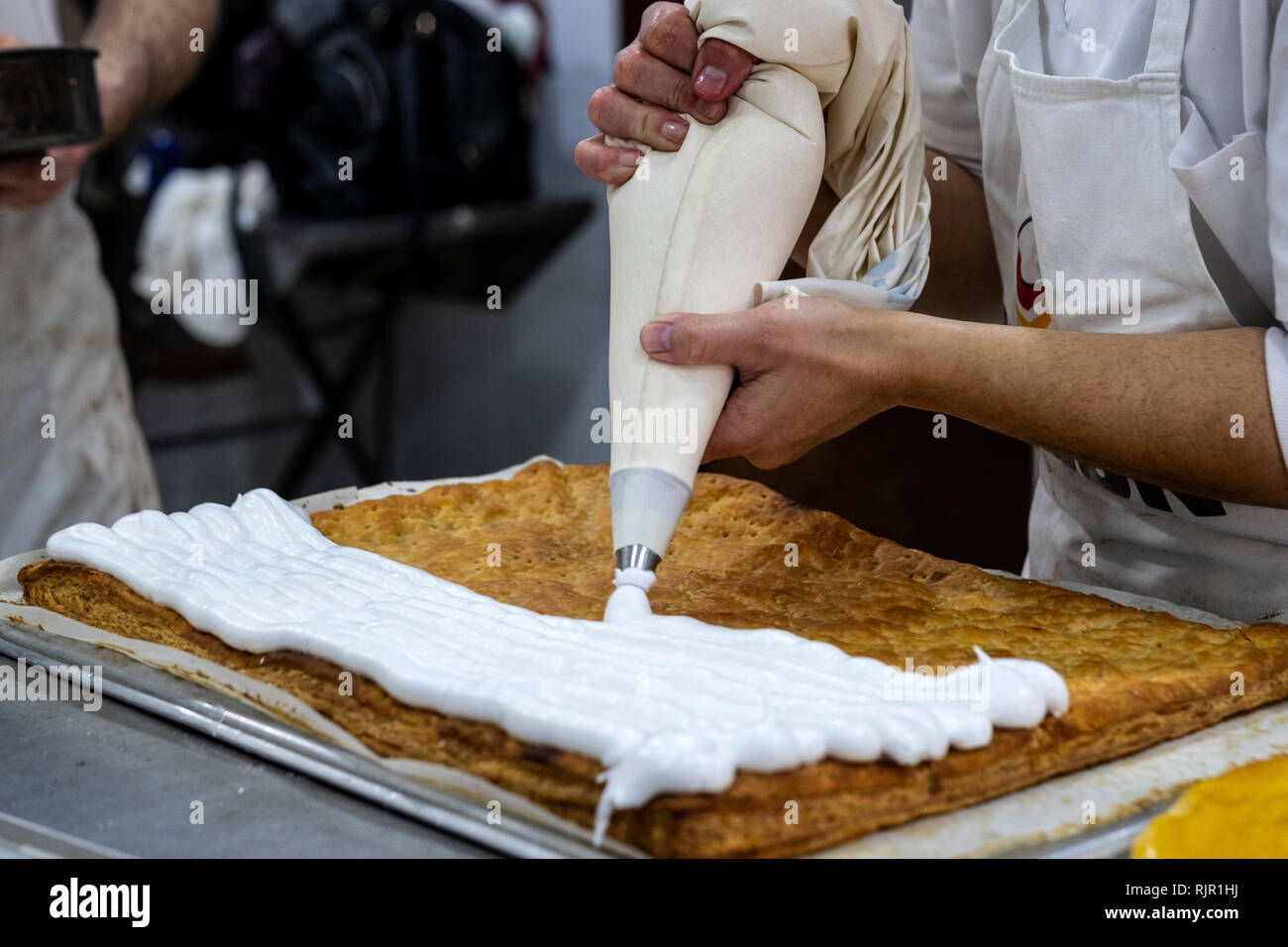 pastry using the sleeve to add cream to cake Stock Photo - Alamy