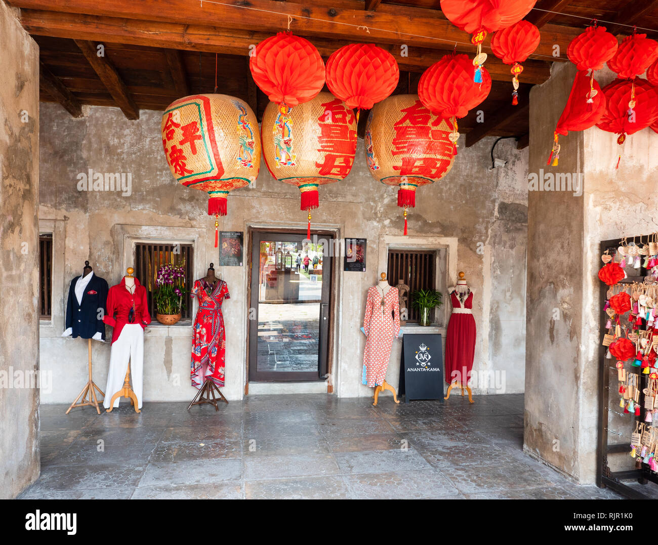 Traditional chinese clothes shop hi-res stock photography and images ...