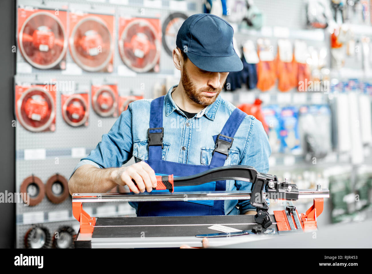 Building materials shop hi-res stock photography and images - Alamy