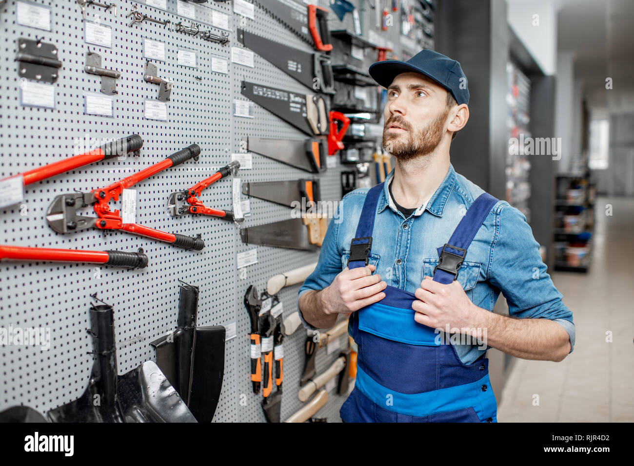 Hardware shop worker hi-res stock photography and images - Alamy