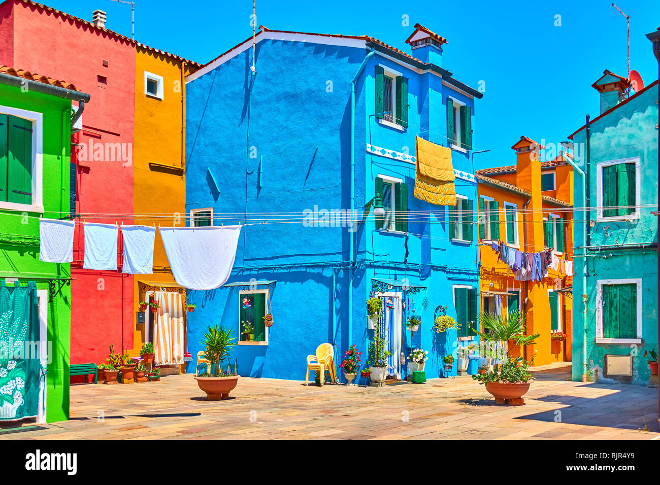 Colorful street scene in italy hi-res stock photography and images - Alamy