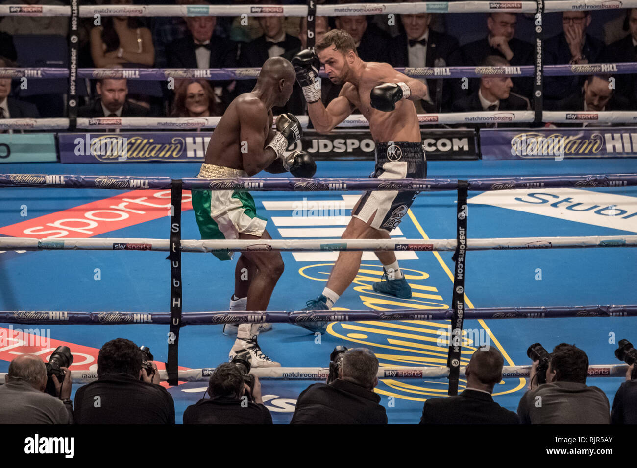 Felix Cash vs. Rasheed Abolaji at The O2 arena Stock Photo - Alamy