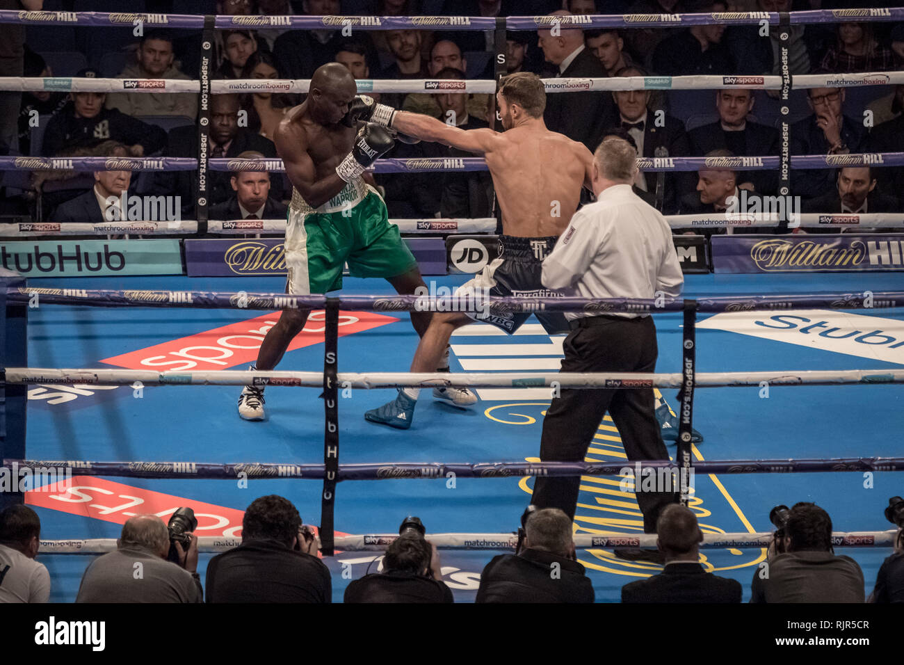 Felix Cash vs. Rasheed Abolaji at The O2 arena Stock Photo - Alamy