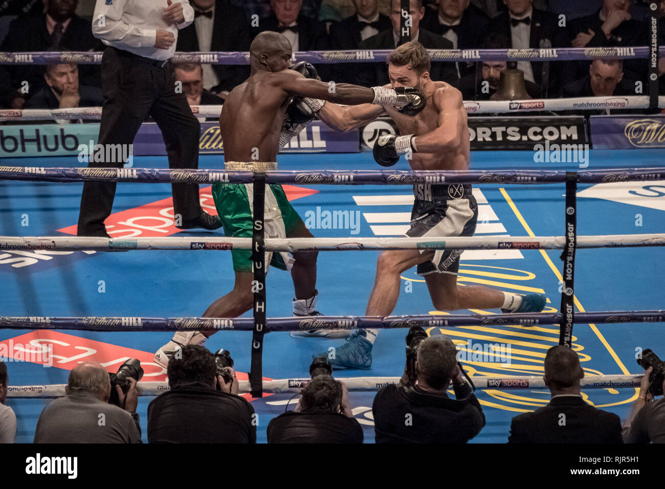 Felix Cash vs. Rasheed Abolaji at The O2 arena Stock Photo - Alamy