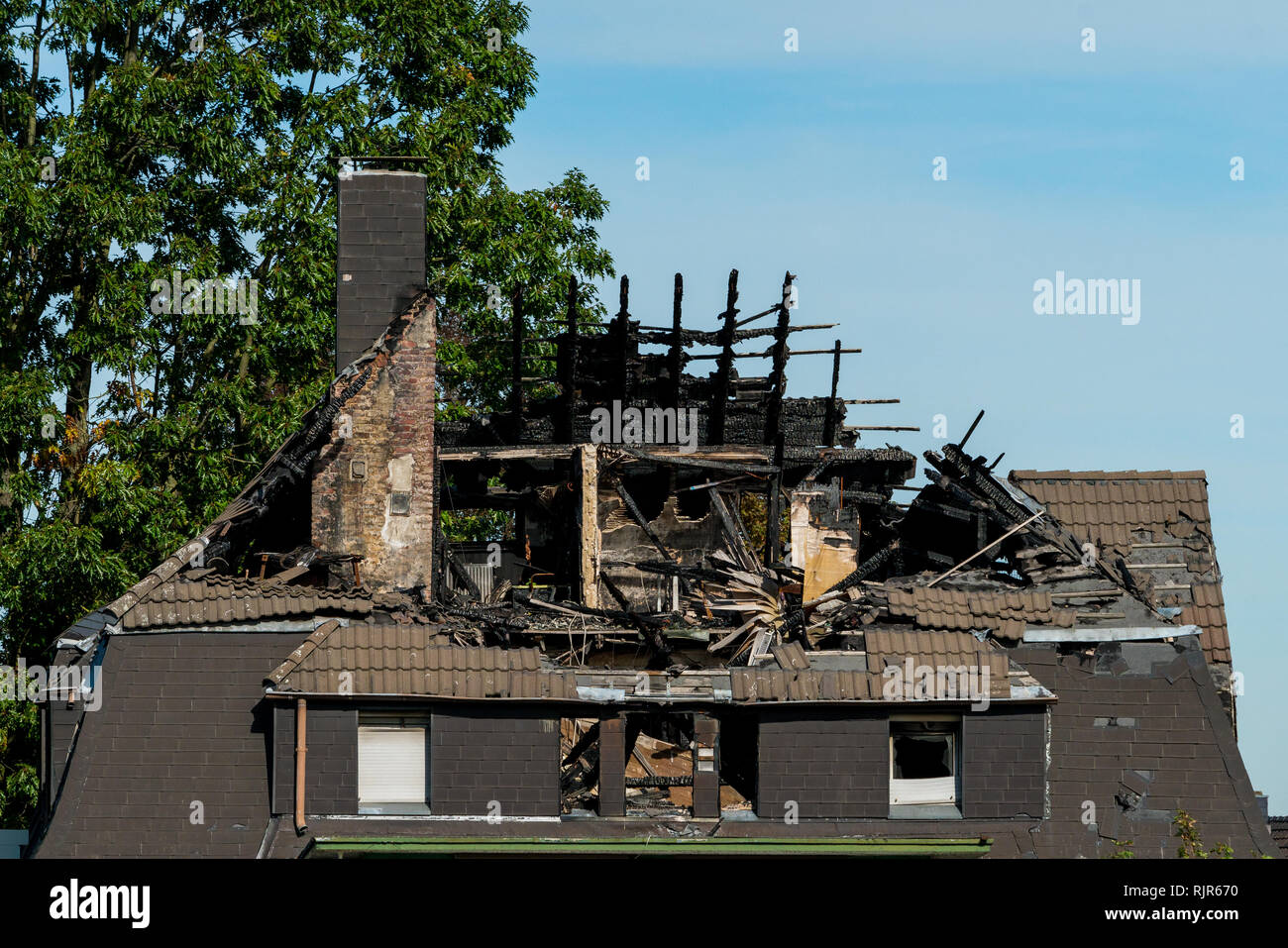 house with roof and top floor destroyed by fire Stock Photo - Alamy