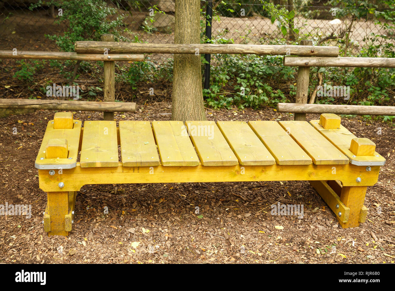 Yellow park bench hi-res stock photography and images - Alamy