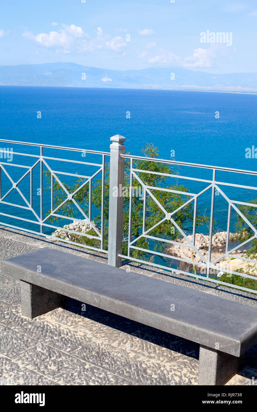 Bench overview hi-res stock photography and images - Alamy