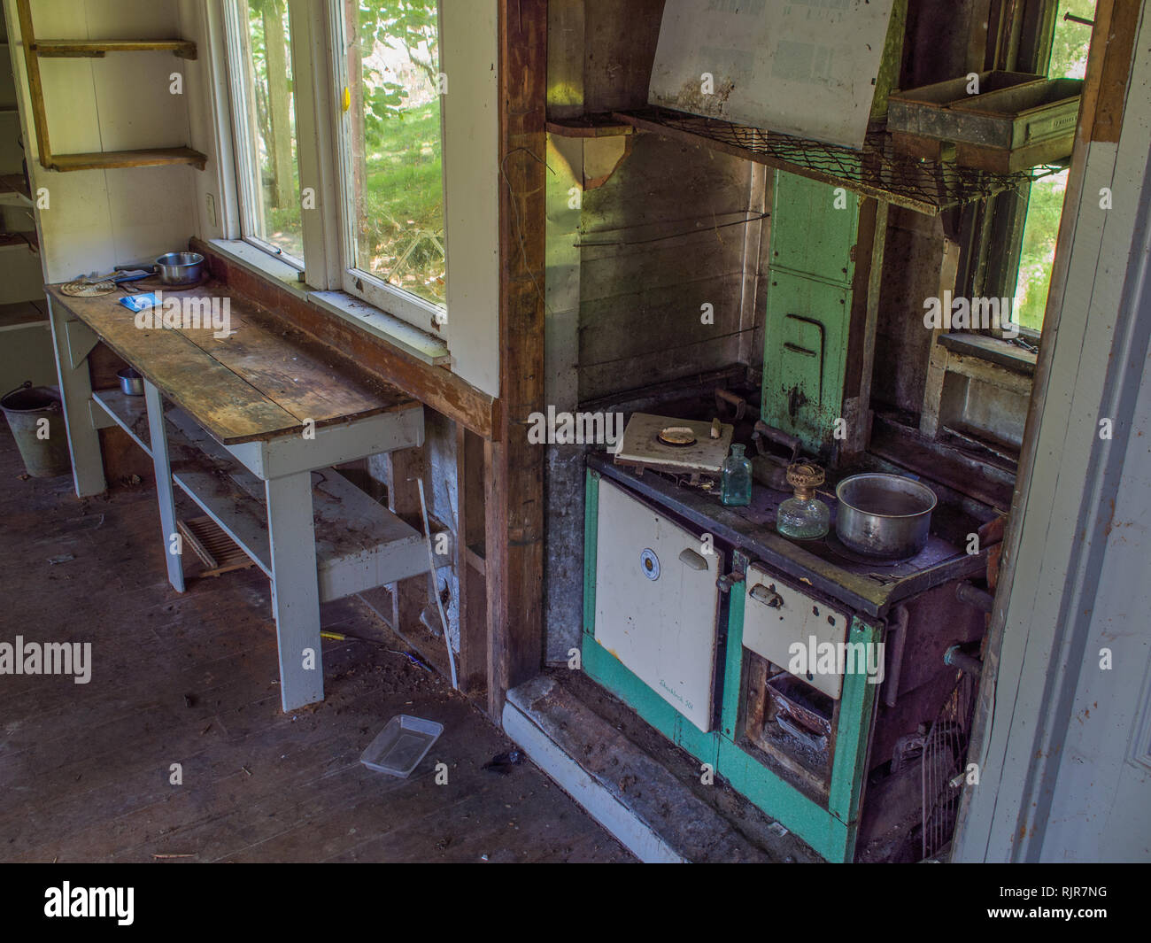 Derelict kitchen hi-res stock photography and images - Alamy