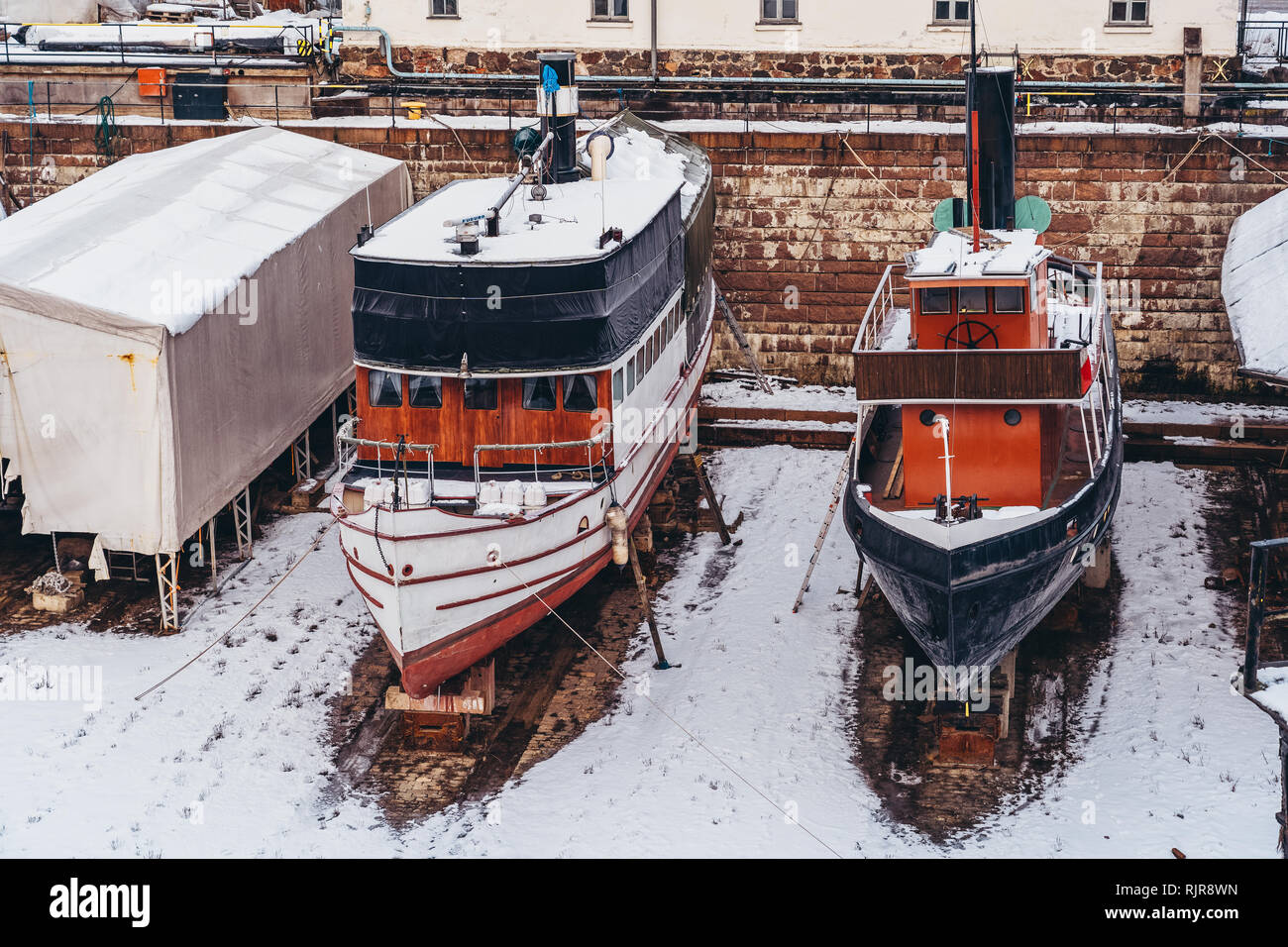 Ship over land historical hi-res stock photography and images - Alamy