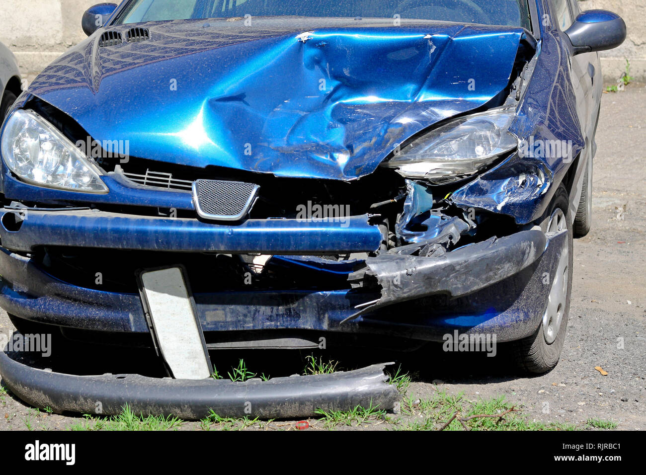 Frontal crash damage hi-res stock photography and images - Alamy