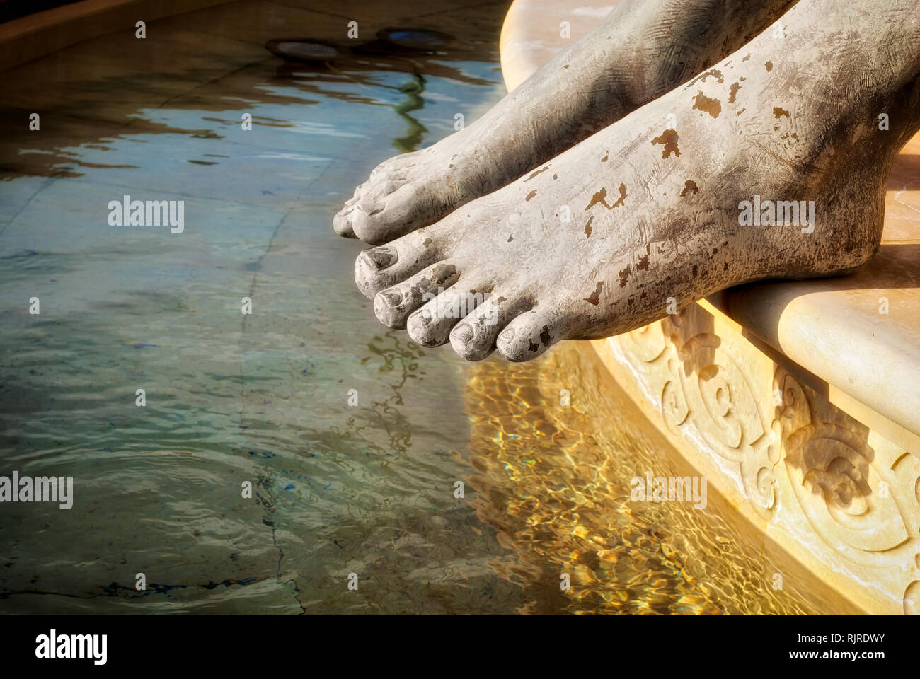 Legs sculpture statue art hi-res stock photography and images - Alamy