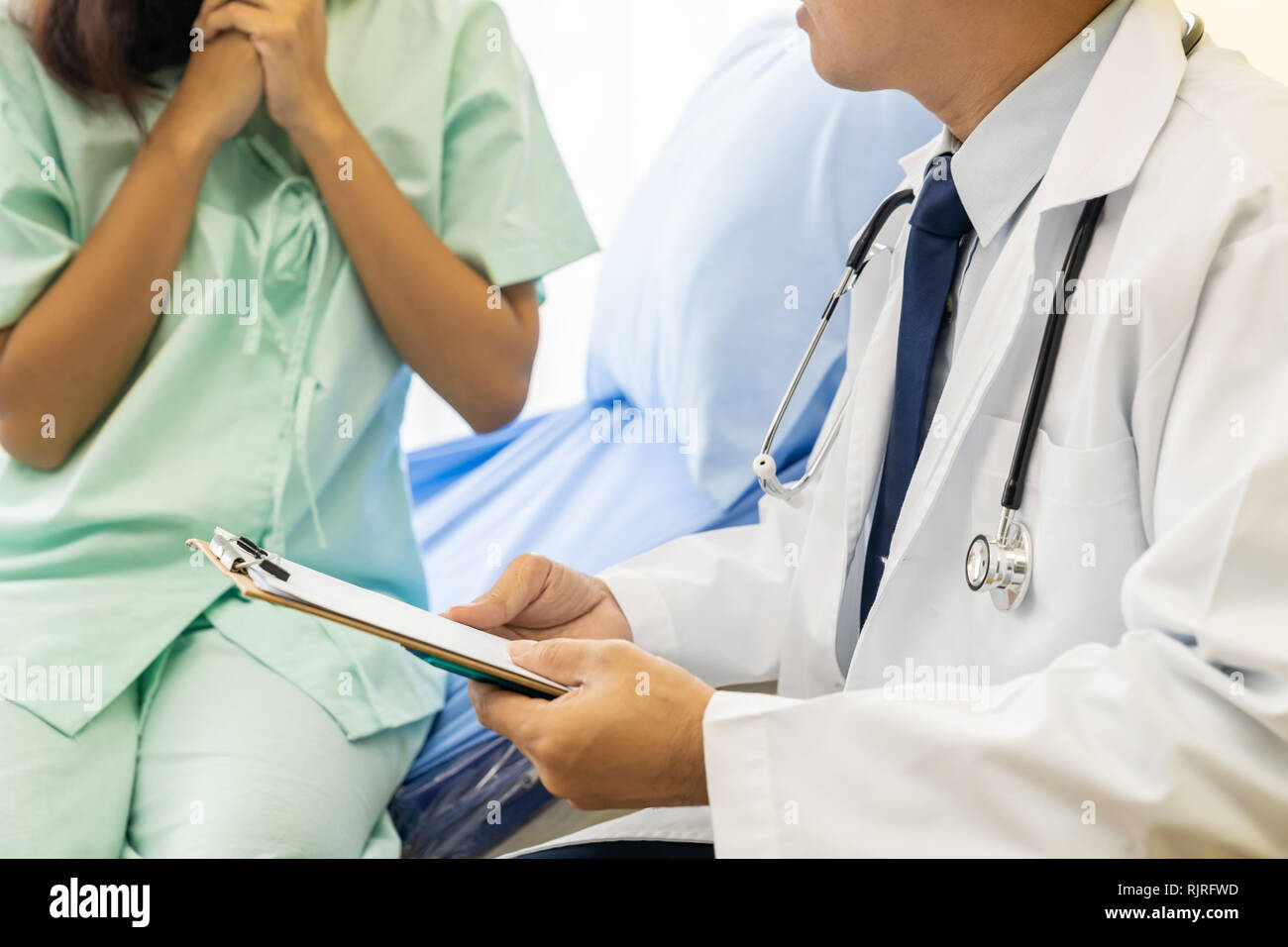 Doctor explaining treatment method to inpatient Stock Photo - Alamy