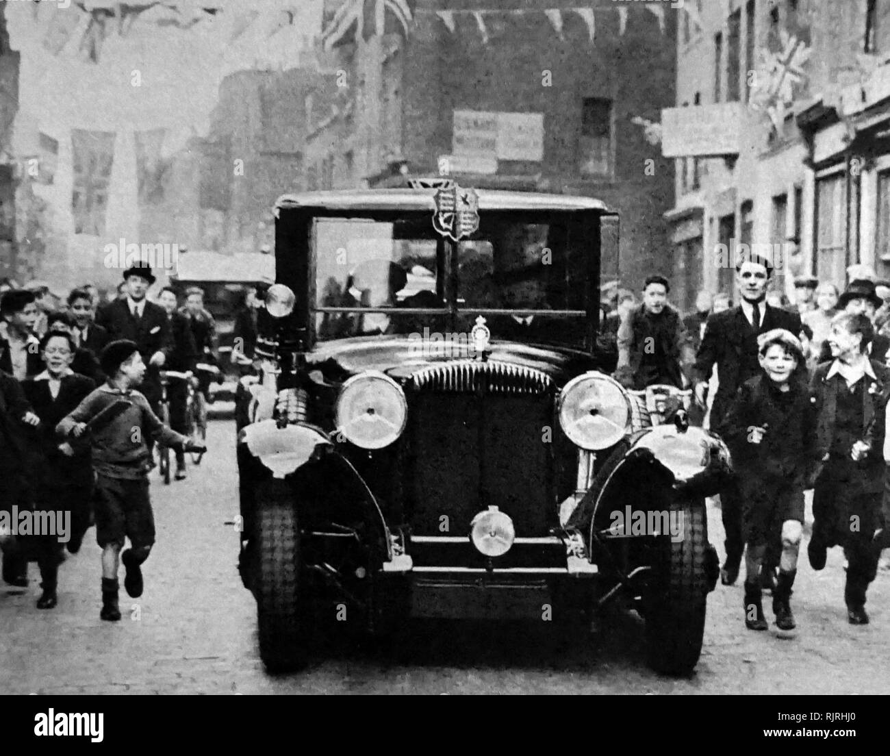 King George V of Great Britain visits the poor slum areas of East ...