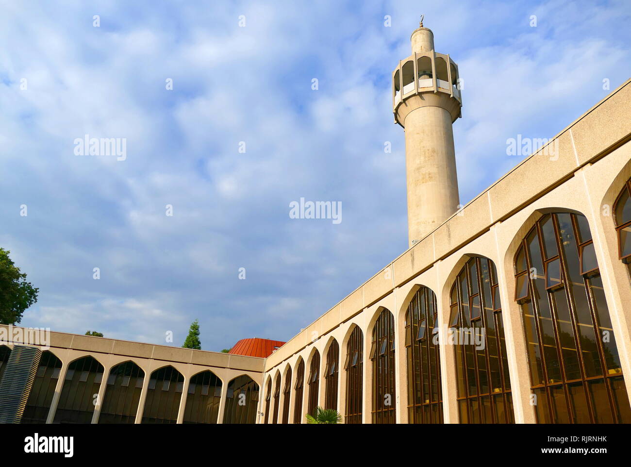 The London Central Mosque or Regent's Park Mosque, London, United ...